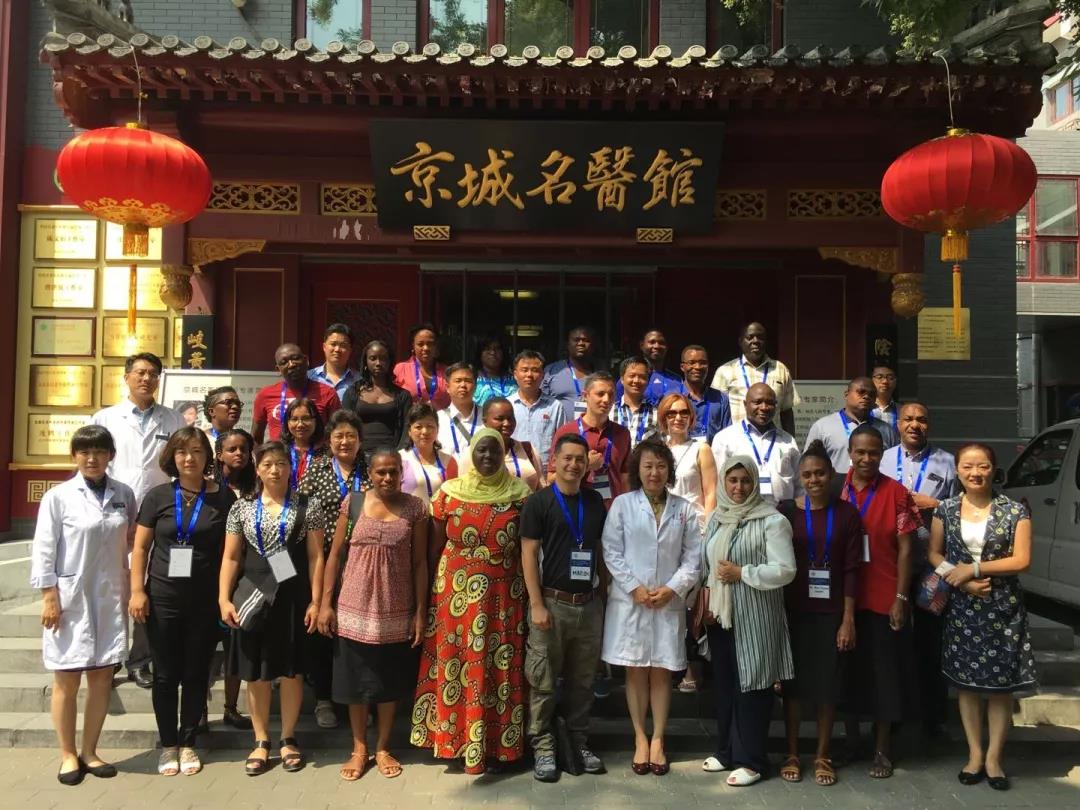 International Friends Experienced TCM Charm at Gulou Hospital of TCM_Traditional Chinese ...